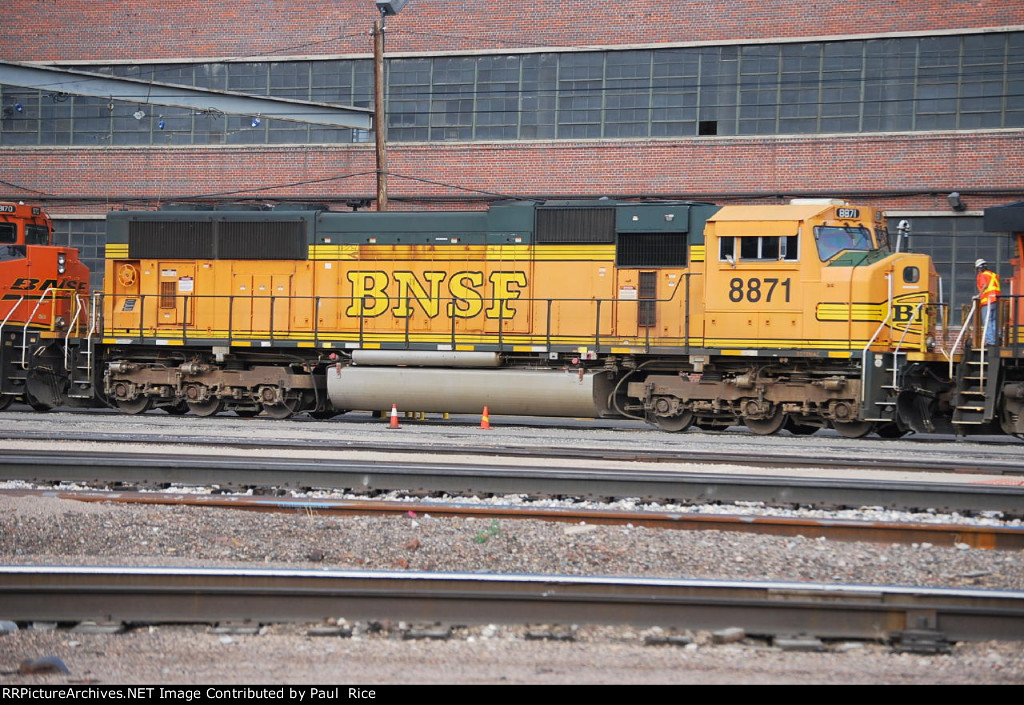 BNSF 8871